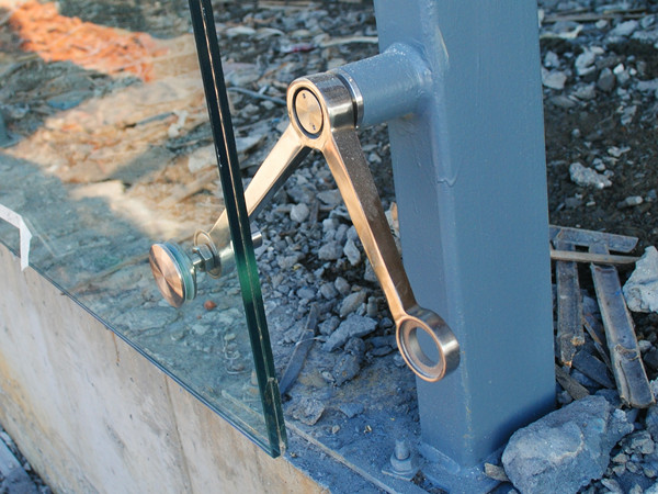 spider fitting glass wall installation